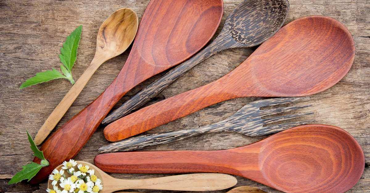 Entretenir et désinfecter les ustensiles en bois de la cuisine
