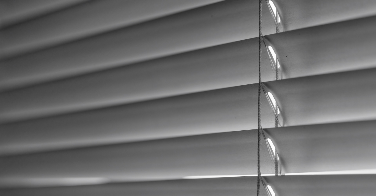 La méthode qui fonctionne pour dépoussiérer ses stores vénitiens