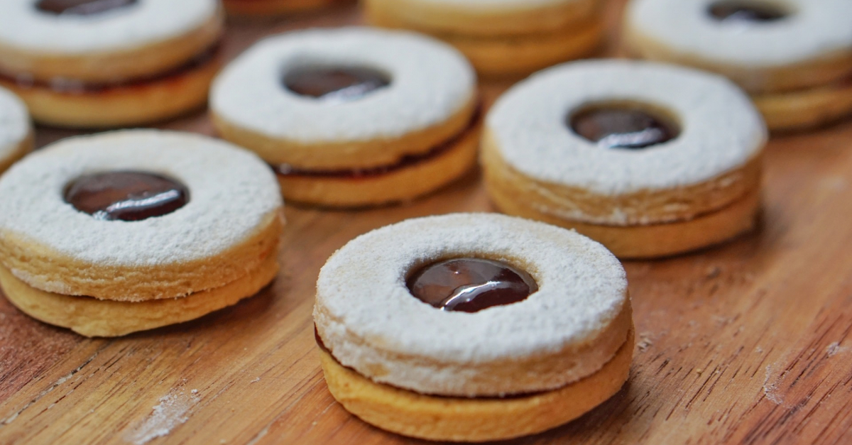 Les biscuits sablés garnis de confiture de fraise : une douceur sucrée ...